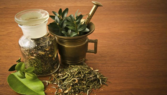 Preparado De Alcohol Y Hierbas Milagroso: Te Servirá Para Reumas ...