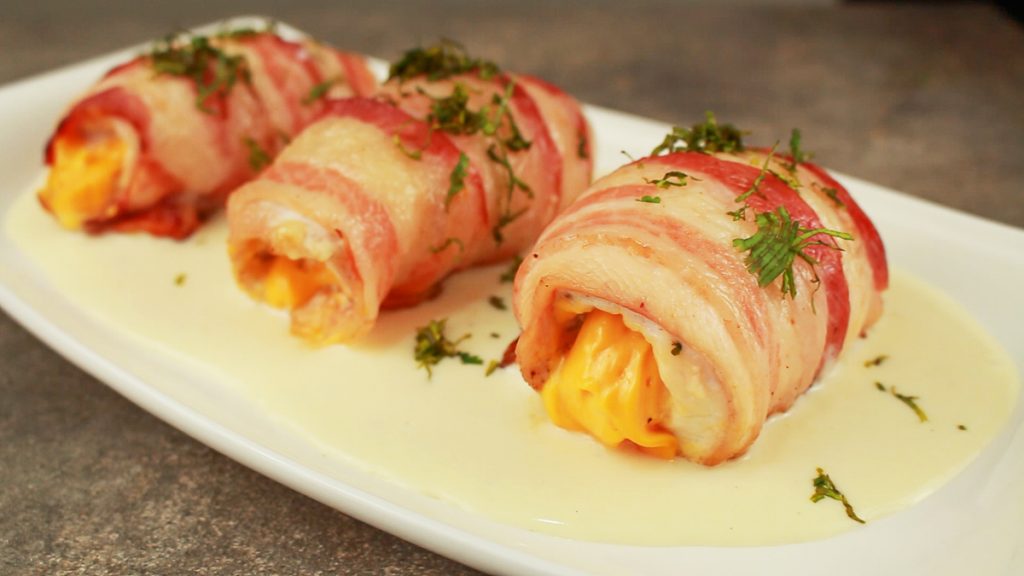 Filetes De Pollo Envuelto En Tocino Con Salsa Blanca | delicias.tv